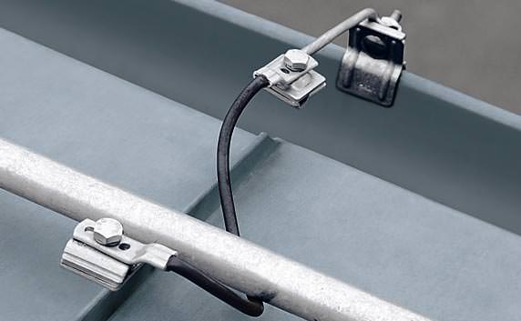 Blitze über Metalldächer sicher ableiten