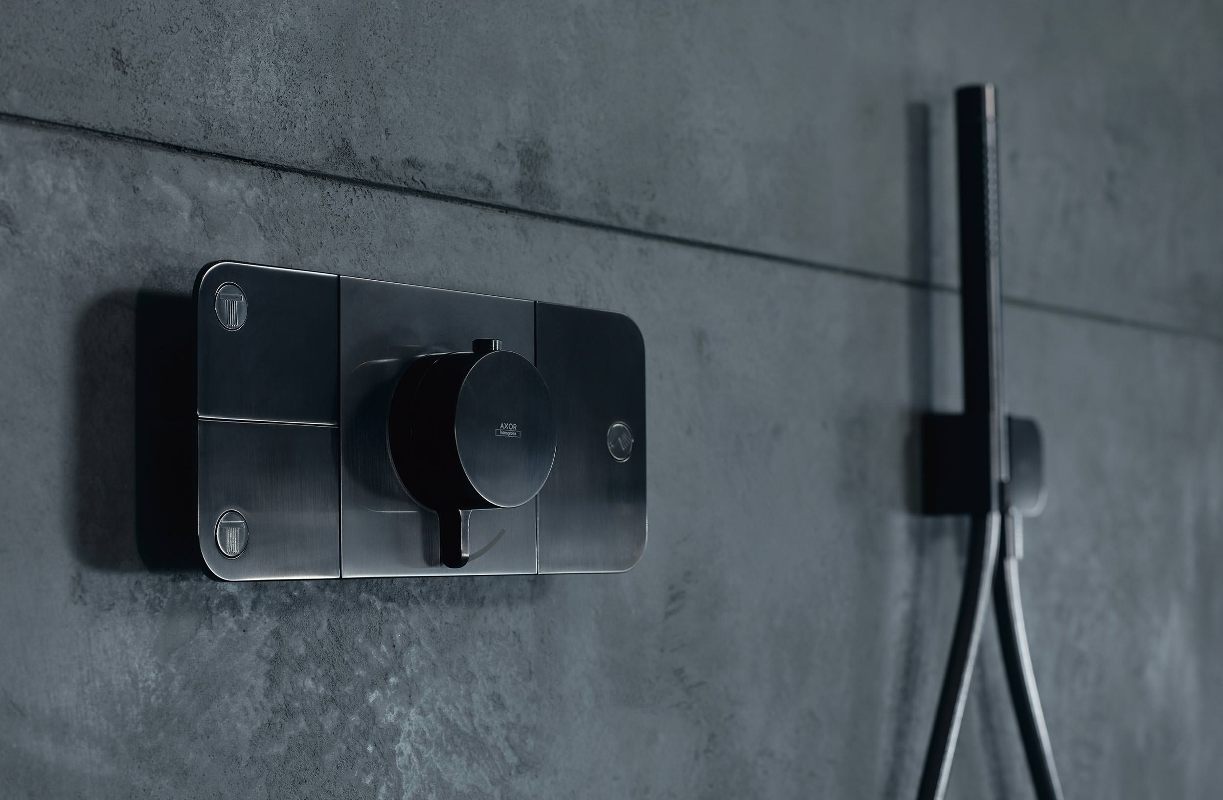 Axor One, ein interaktives Bedienelement für aufgeräumte Duschbereiche