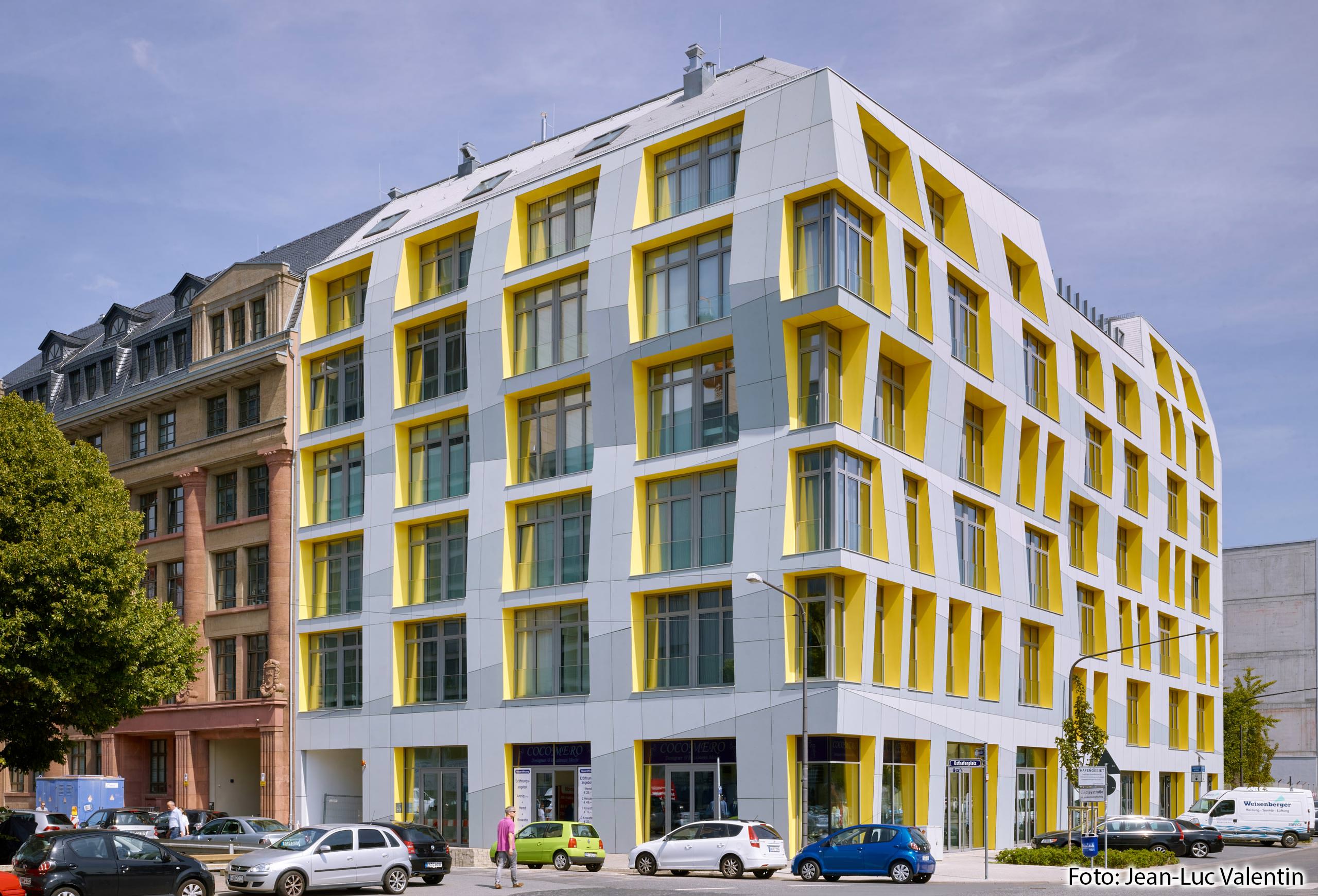 Neoklassizistische Bauwerk trifft auf gefaltete Eternit-Fassade