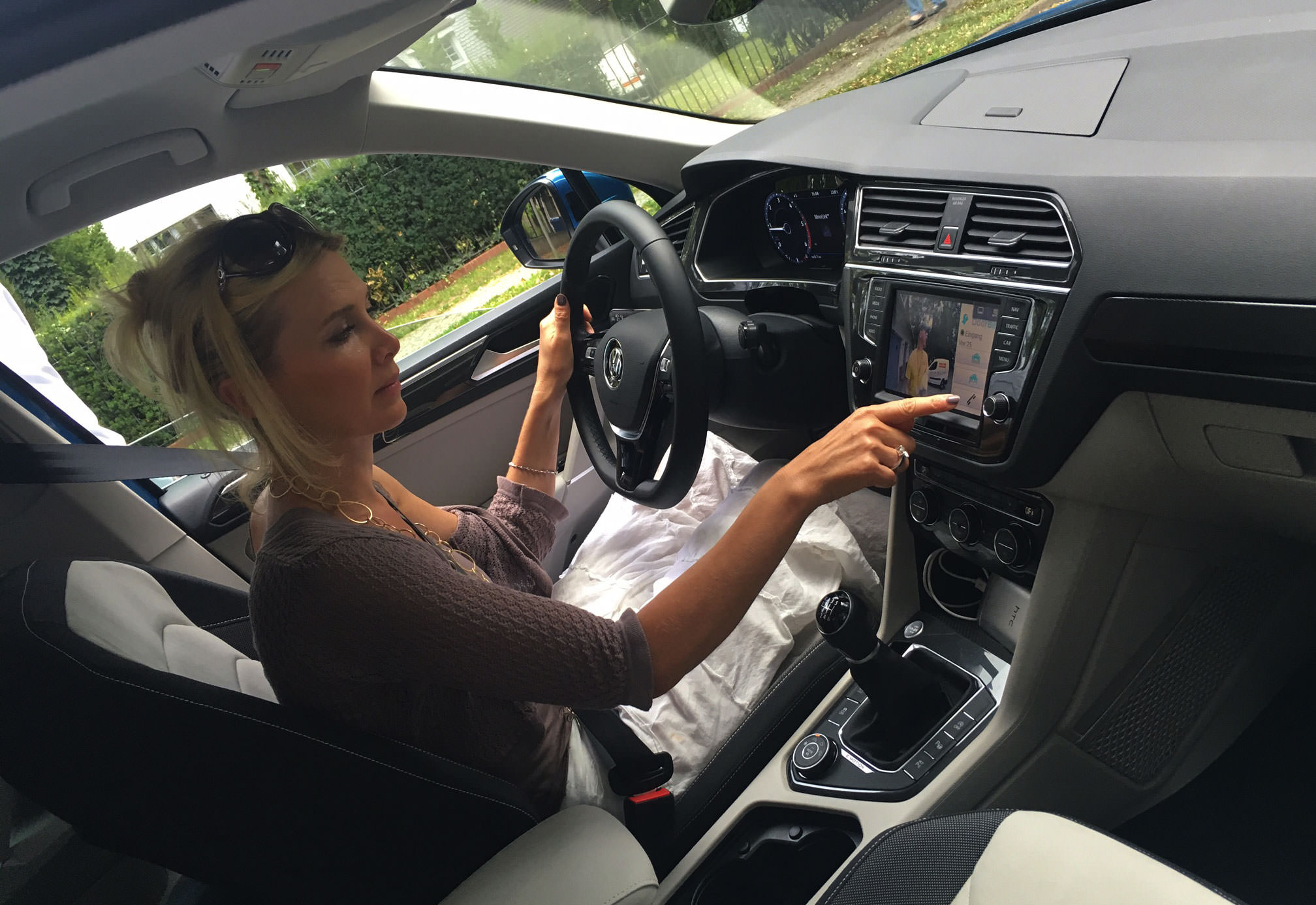 Volkswagen öffnet via Car-Net per App-Connect Tore und Türen am Smart-Home