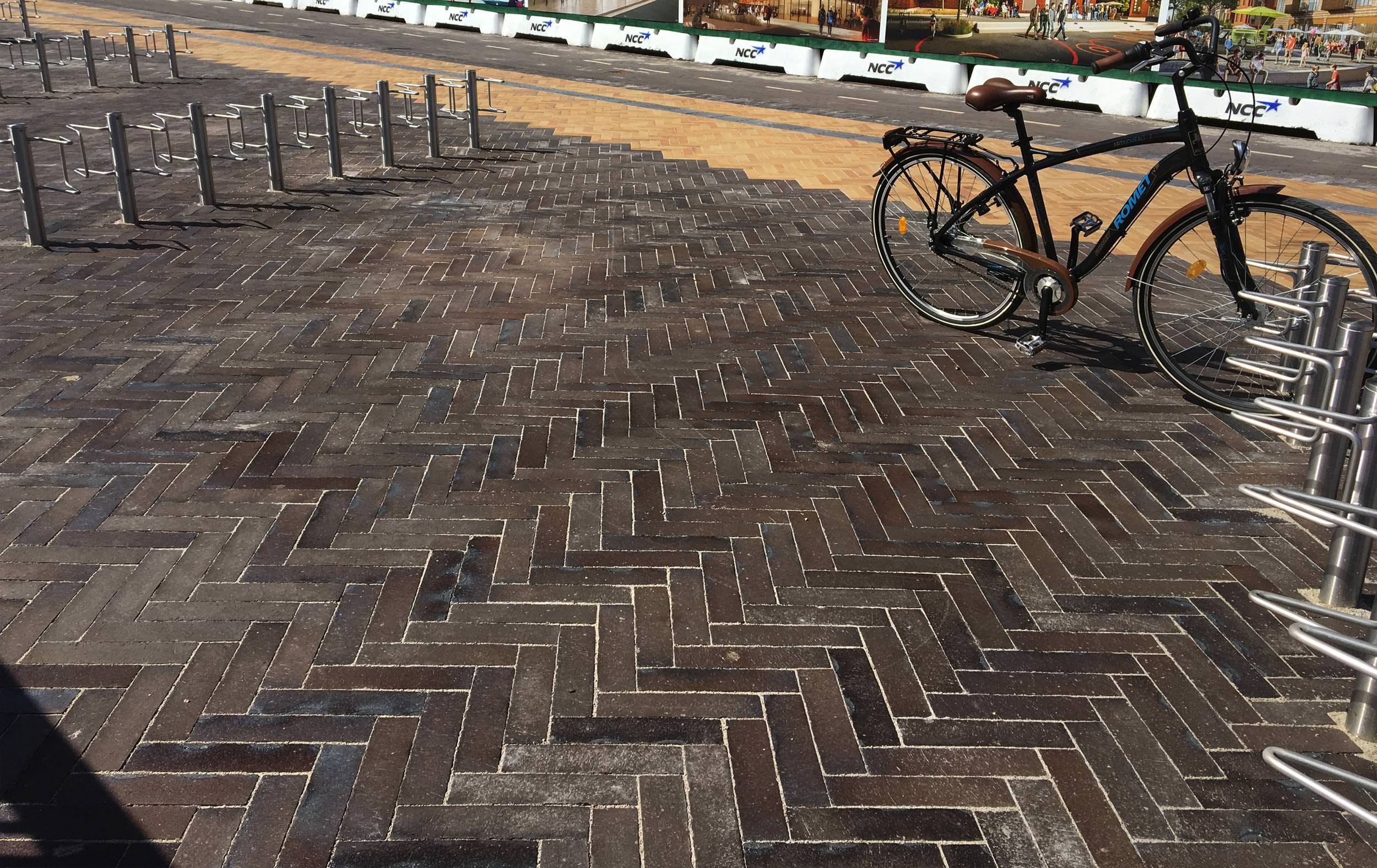 Stilvolle Straßengestaltung in Kopenhagen mit farbig abgestimmten ...