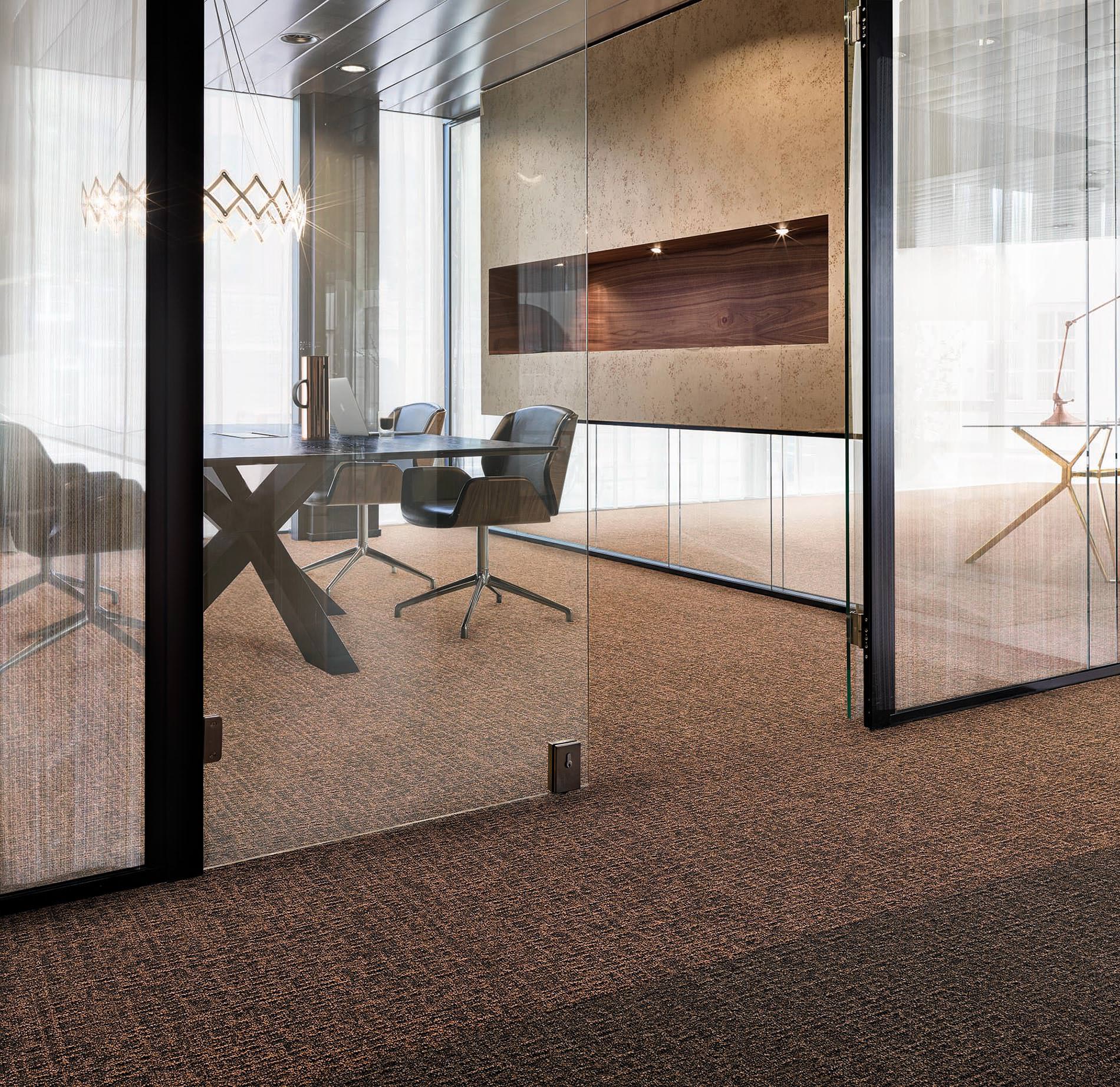 Teppichfliesen im Metallic-Look